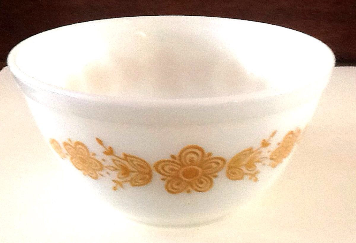 Pyrex Butterfly Gold 1 1/2 Quart Mixing Bowl – Haute Juice