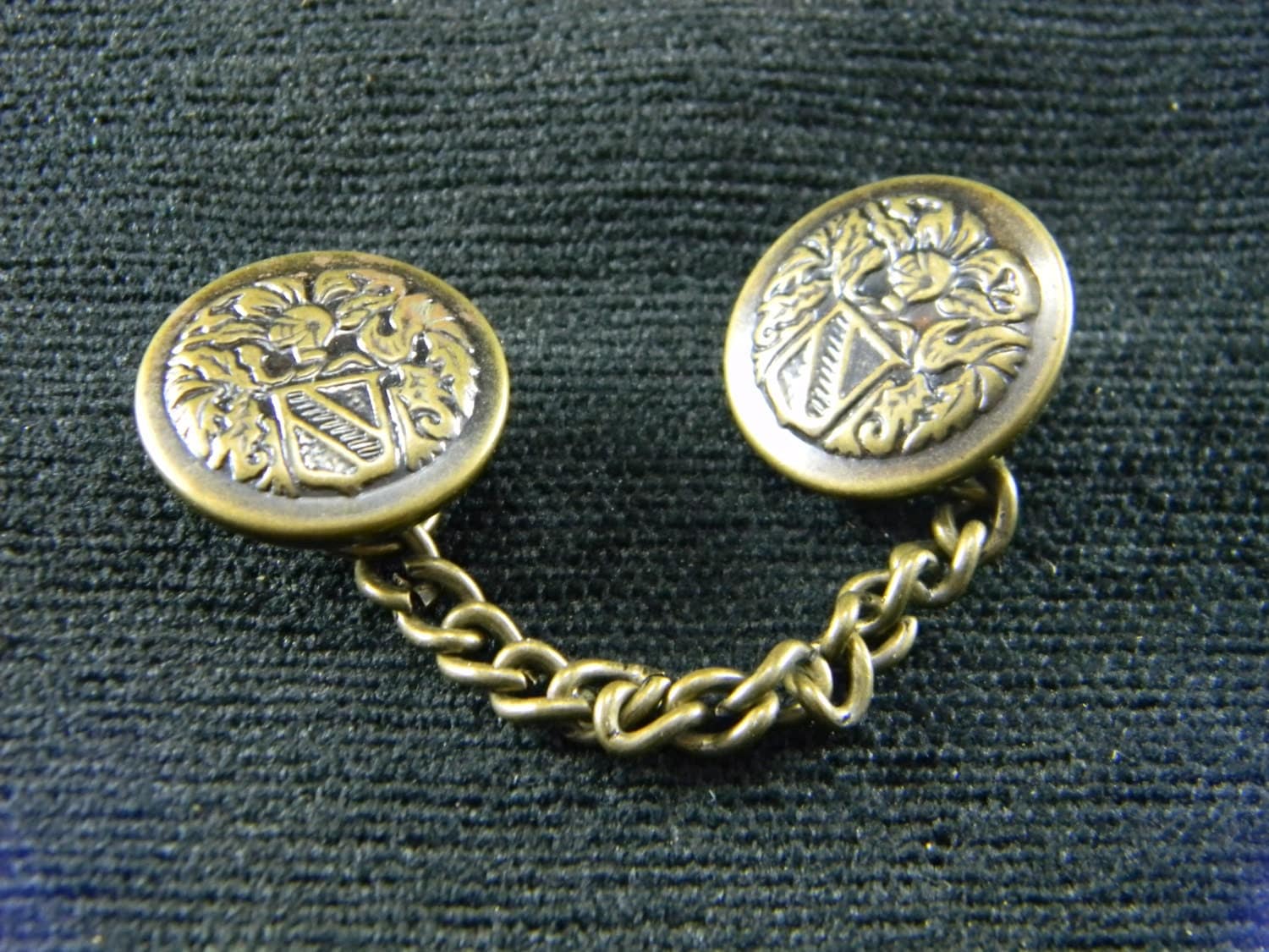 Button chain with coat of arms for sweater vest or cape – Haute Juice