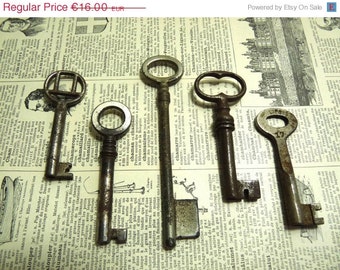 ON SALE Antique FRENCH Keys, Set of 5 keys. Long between 6.5cm and 11cm ...