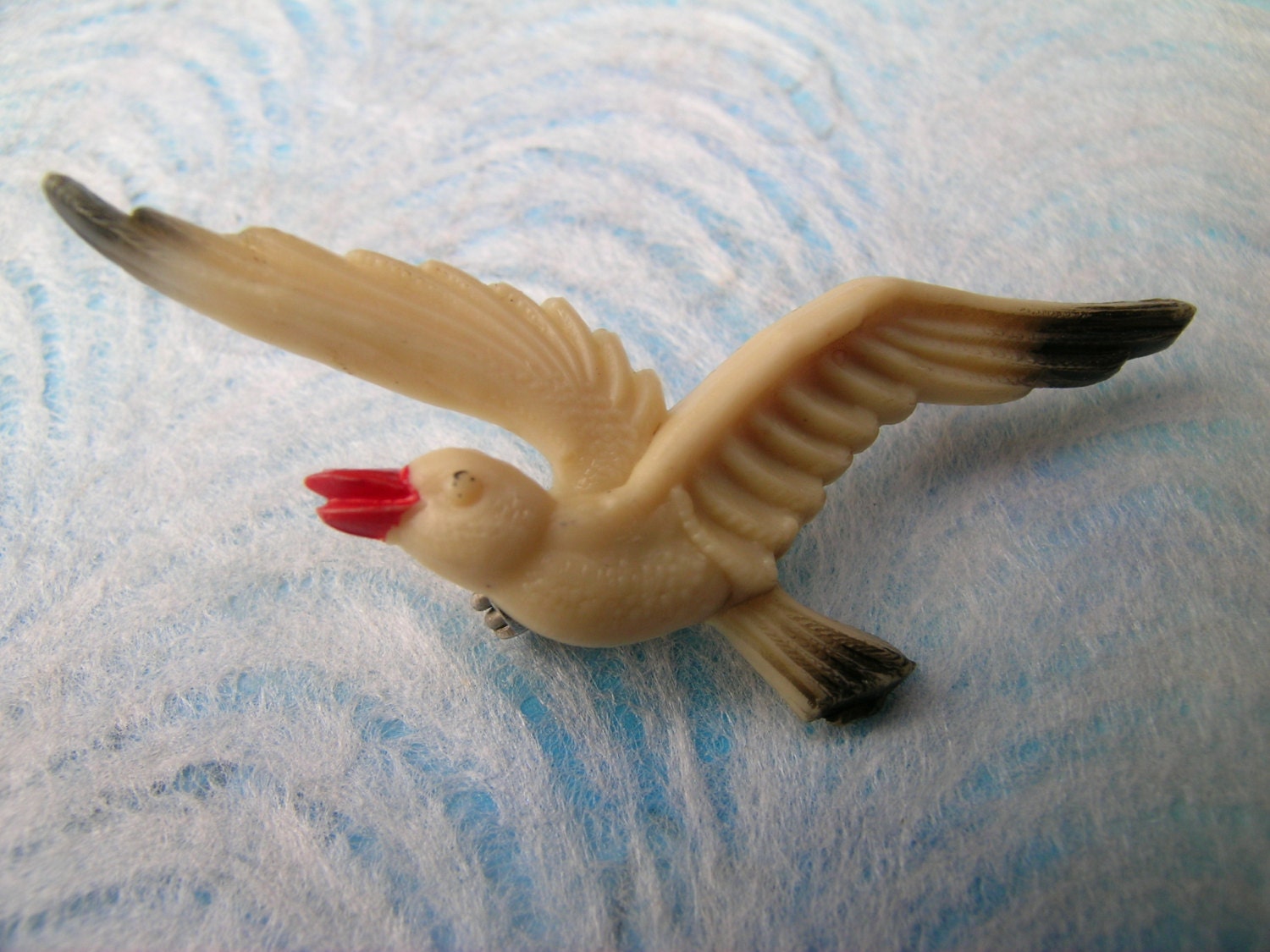 Pretty, cute and quirky vintage 1950s plastic seagull brooch seaside ...
