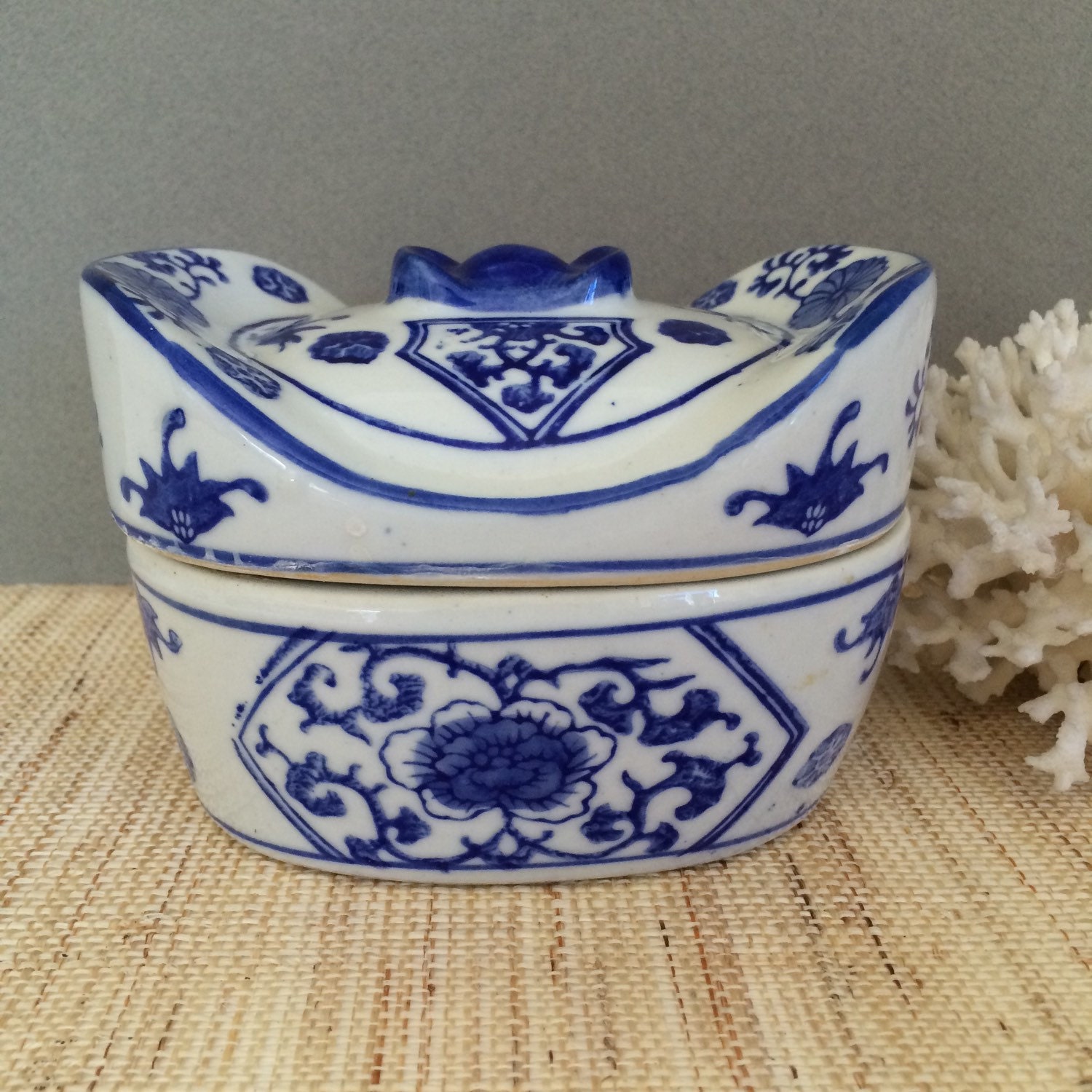 Vintage blue and white box | vintage chinoiserie box | Asian box ...