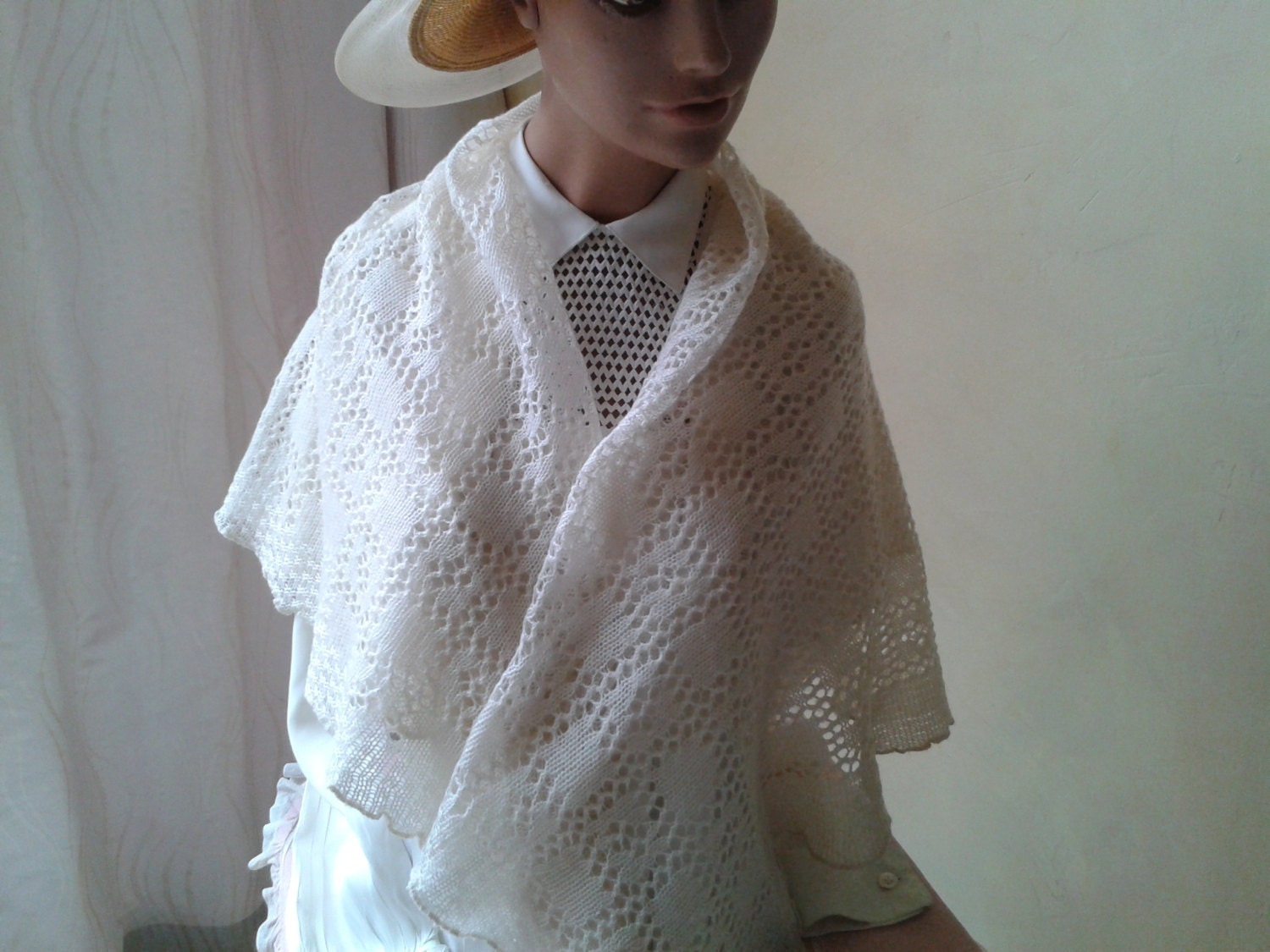 Very nice shawl wool, colour off-white, hand, “1950s”. – Haute Juice