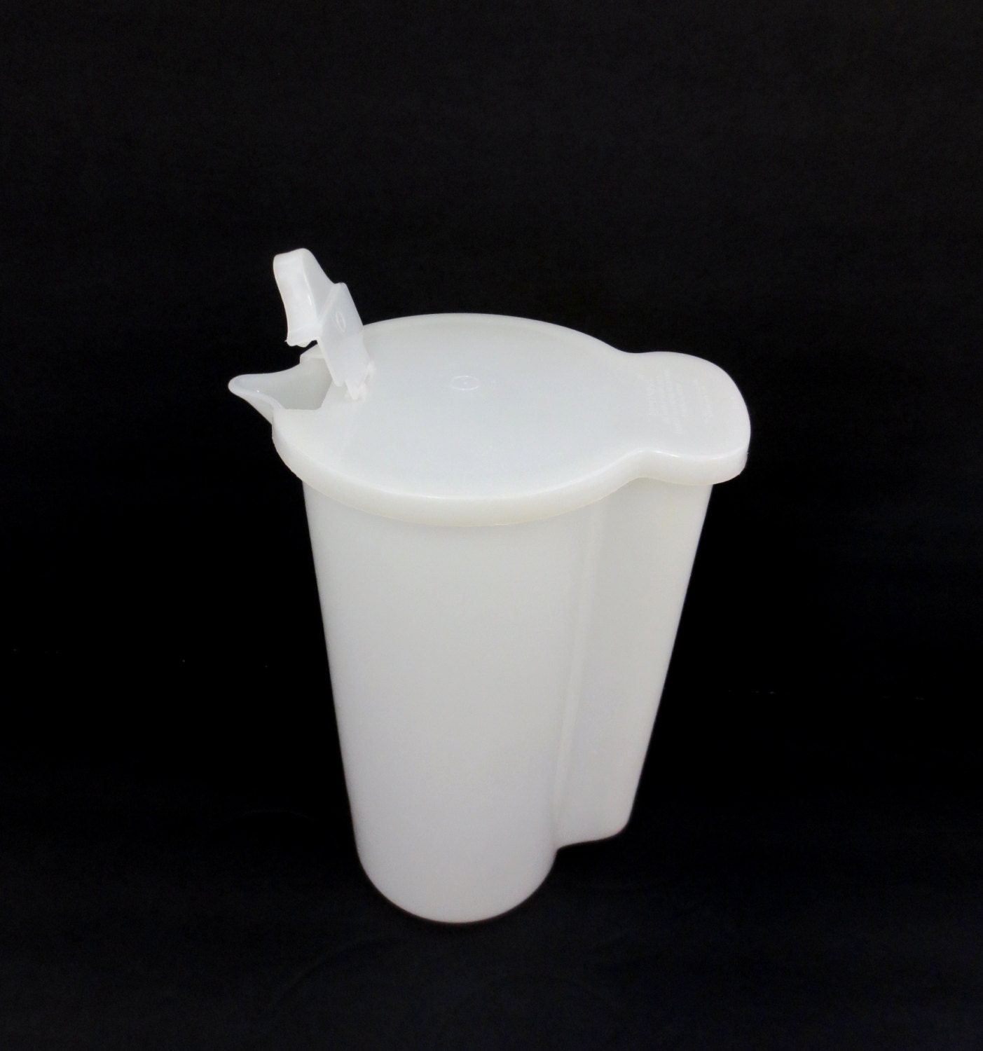 Tupperware White Sheer 8-Cup / 2 Quart Pitcher 129-3 625-5