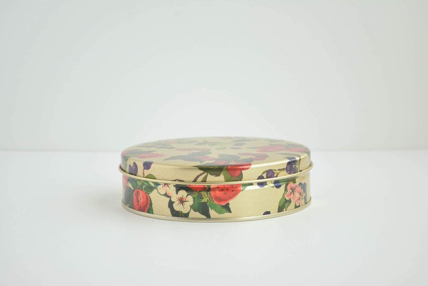 Vintage Round Fruit Tin – Floral – Berry Design – Haute Juice