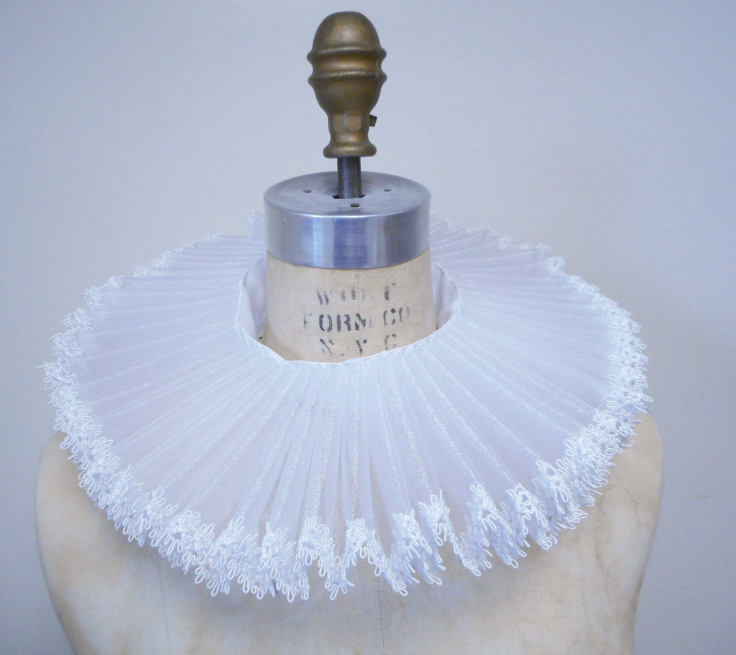 Elizabethan neck ruff White lace neck ruff Tudor by NeckRuffs