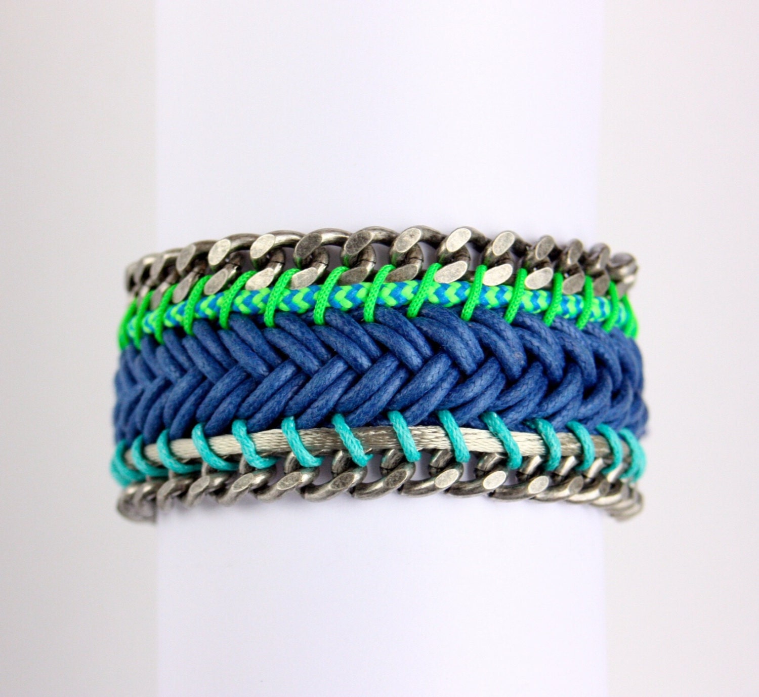 ARACAPUA Hand braided bracelet adorned with chains by Araracuara
