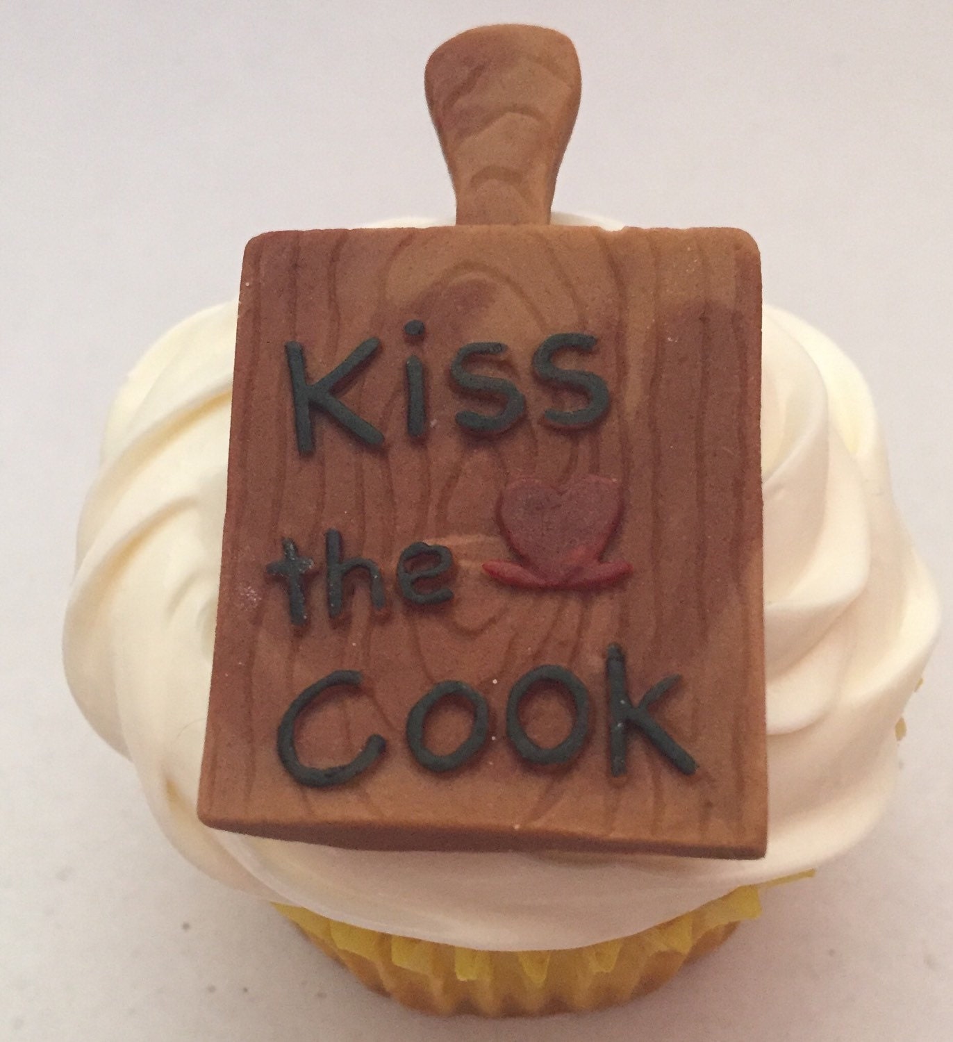 Kiss the cook cutting board fondant cupcake by DerorasDecoratives