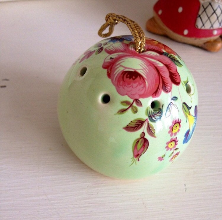 Vintage floral ceramic pomander – Haute Juice