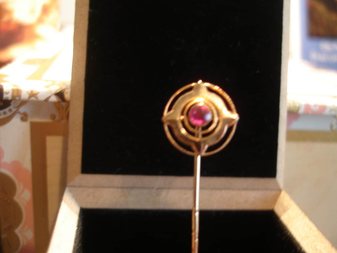 Elegante Ansteck-Nadel / pin , Gold 333, mit Rubin, Vintage um 1850 ...