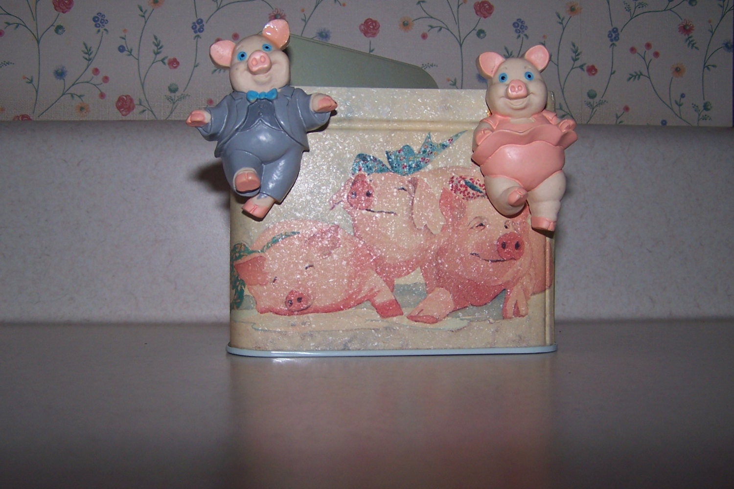 Metal Square Tin Decorated with Pigs contains 2 pig themed frig magnets ...
