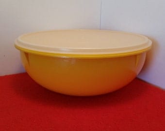 vintage Tupperware / extra large bowl / yellow tupperware sheer lid