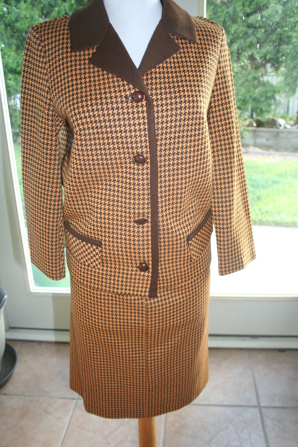 Vintage 1940s Style Houndstooth Pattern Ladies Two-Piece Suit in Browns ...