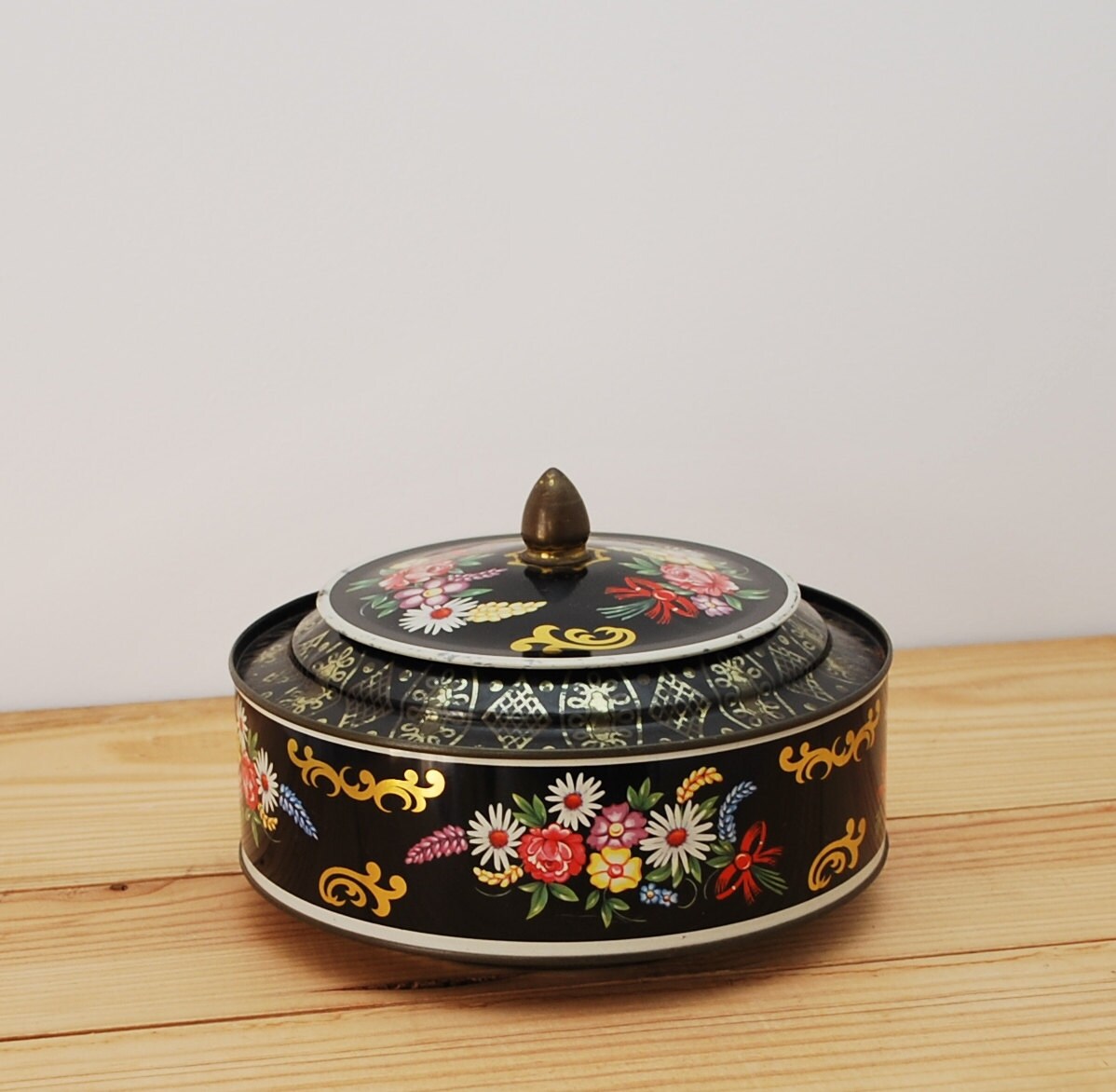 Vintage round tin, black with floral pattern – Haute Juice