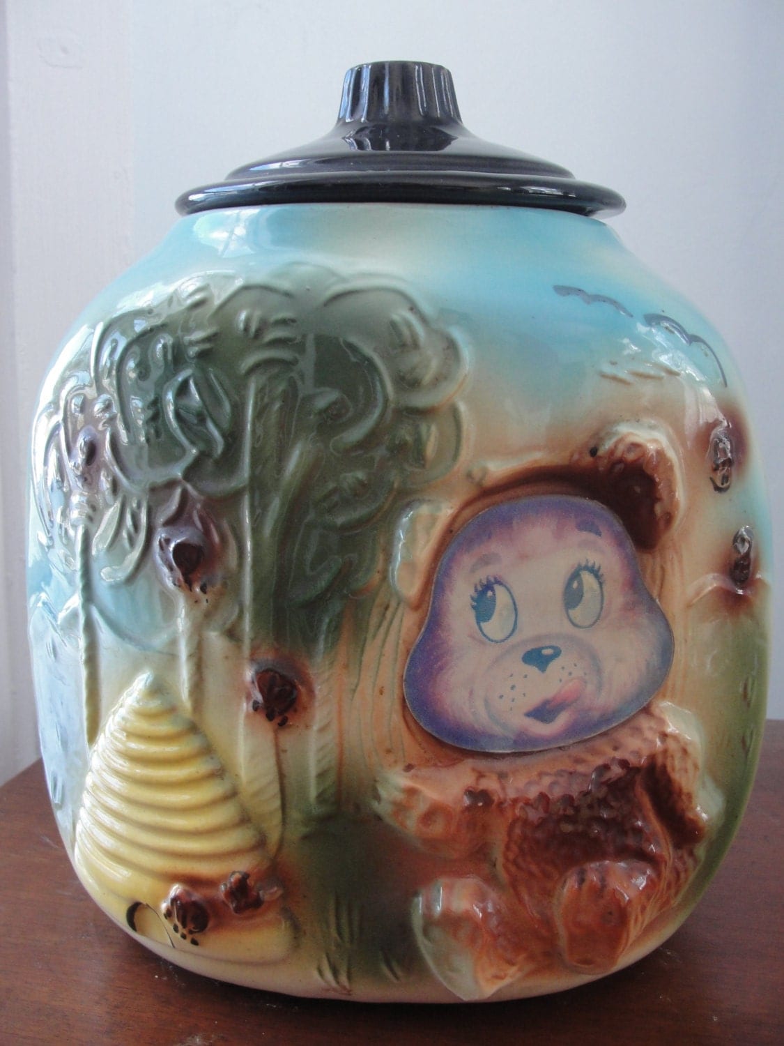 Antique cookie jar Bear and Beehive 1940's