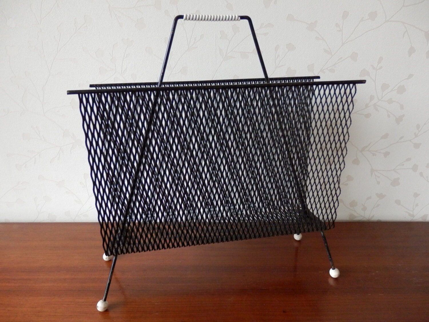 Retro Mid Century Black Atomic Wire Mesh Magazine Rack – Haute Juice