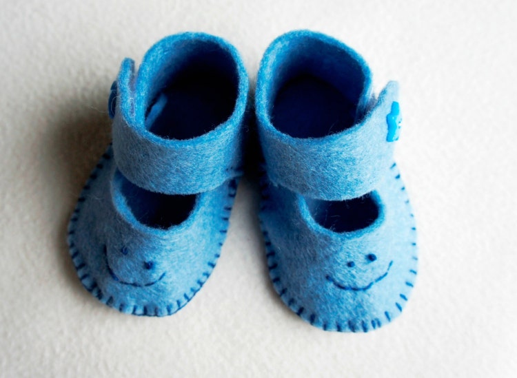 Baby shoes felt newborn Felt Baby slippers by PrettyFeltThings