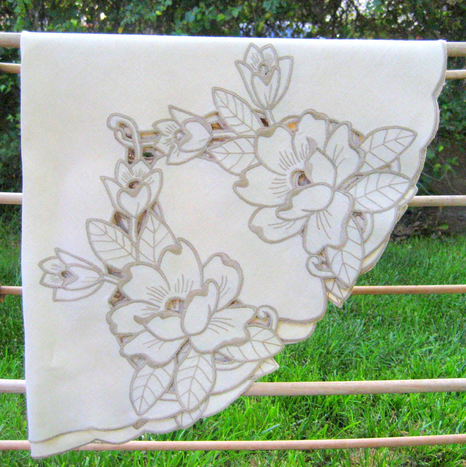 Vintage round tablecloth embroidered lace cutout floral – Haute Juice