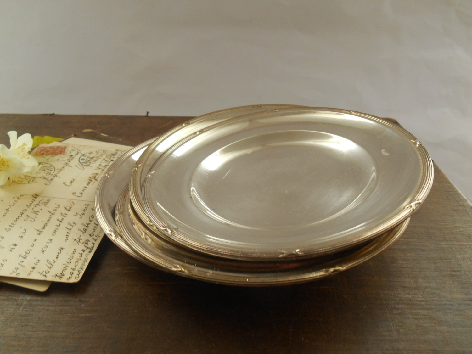 Vintage Metal plate set of 4 Round serving trays Round metal plates ...