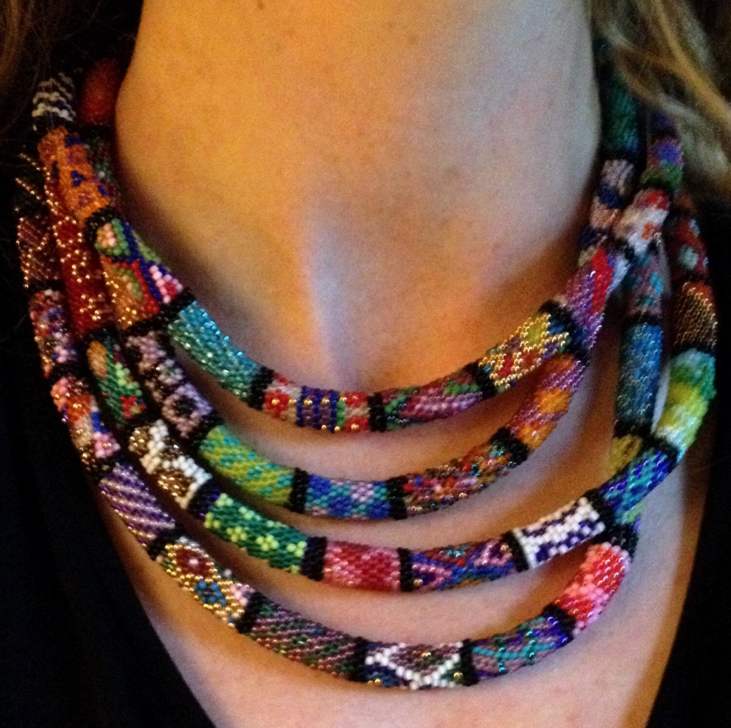 Lange gehaakte kralen ketting Hope opvallende kleuren Lange gehaakte kralen ketting Hope opvallende kleuren