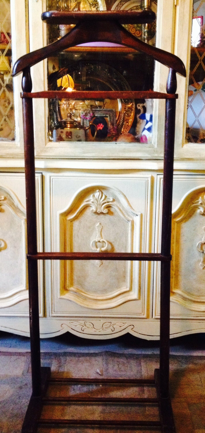 Reserved Gentleman’s valet, stand up valet, gentlemen’s butler – Haute ...