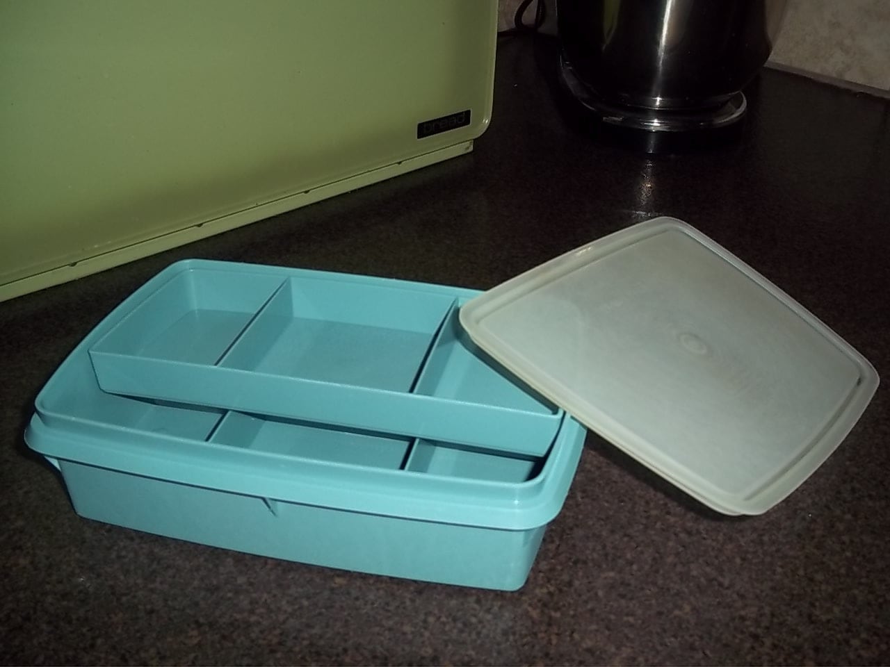 Boîte de Tupperware couture vintage ou coffre à pêche en bébé