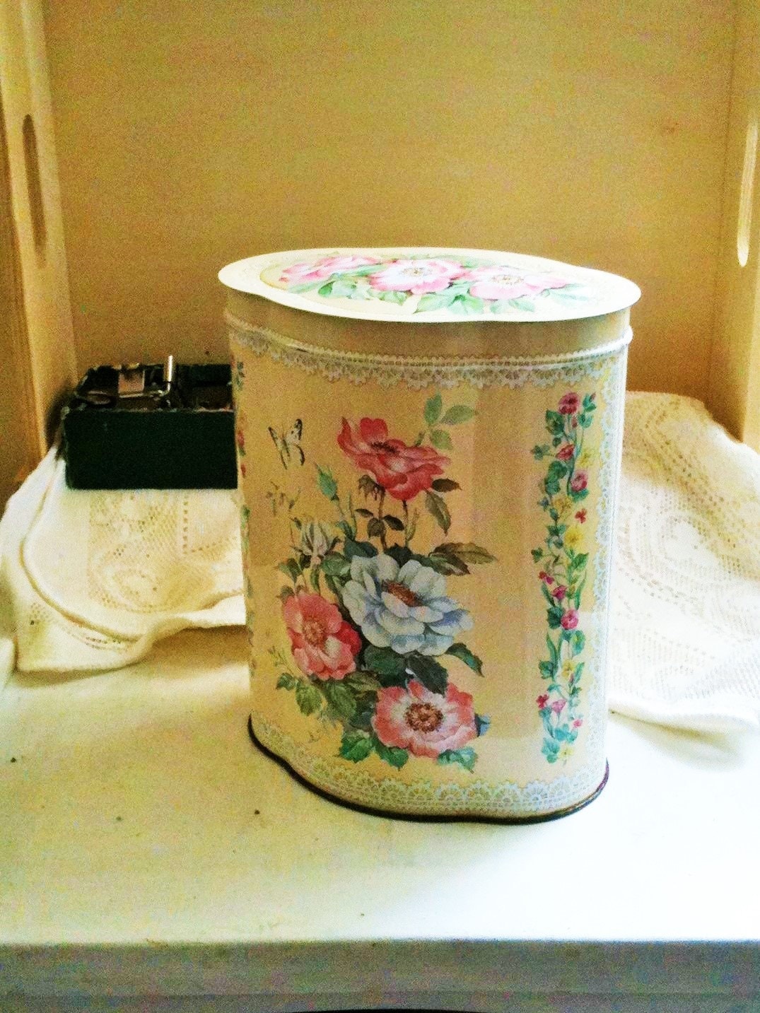Vintage Cabbage Roses Tin Made in England Chic Florals Candy Tin ...