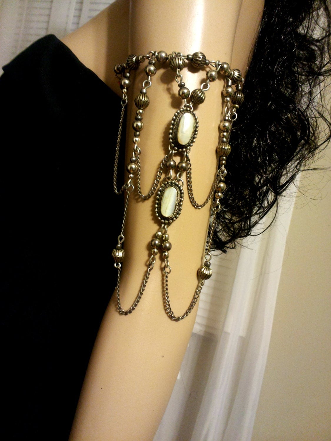 Armlet. Arm Chain. Upper Arm Bracelet. Metal. Silver Color.