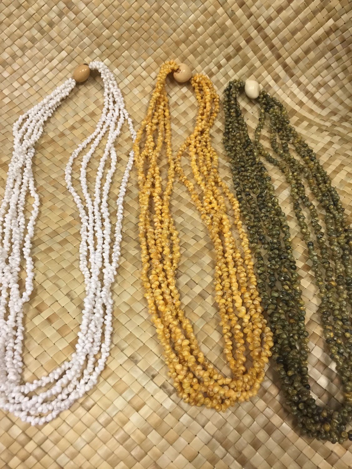 Hanging Mongo shell Lei 5 strands