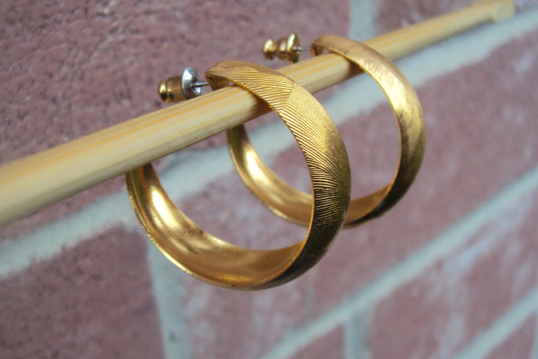 Vintage Gold Tone Texture Hoop Pierced Earrings – Haute Juice