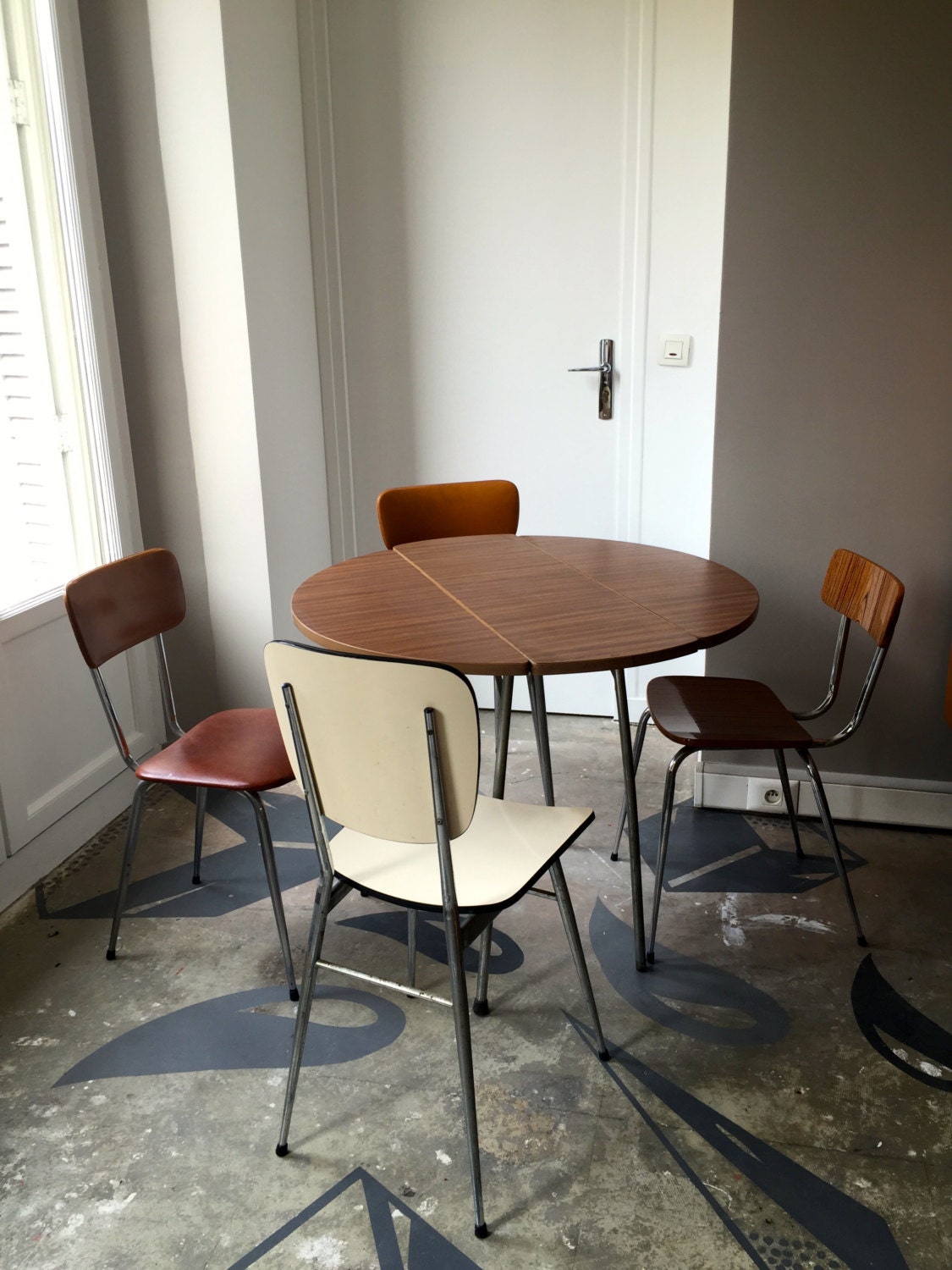 Brown formica round table – Haute Juice