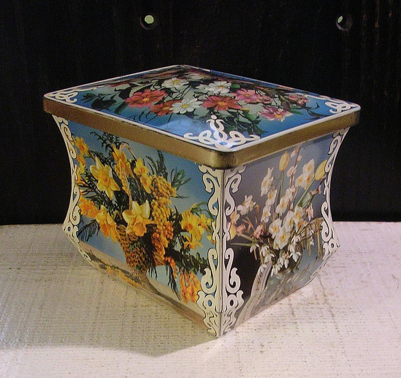 Mid Century Décor, Vintage Candy Tin, Unusual Art, Floral Flowers, Blue ...