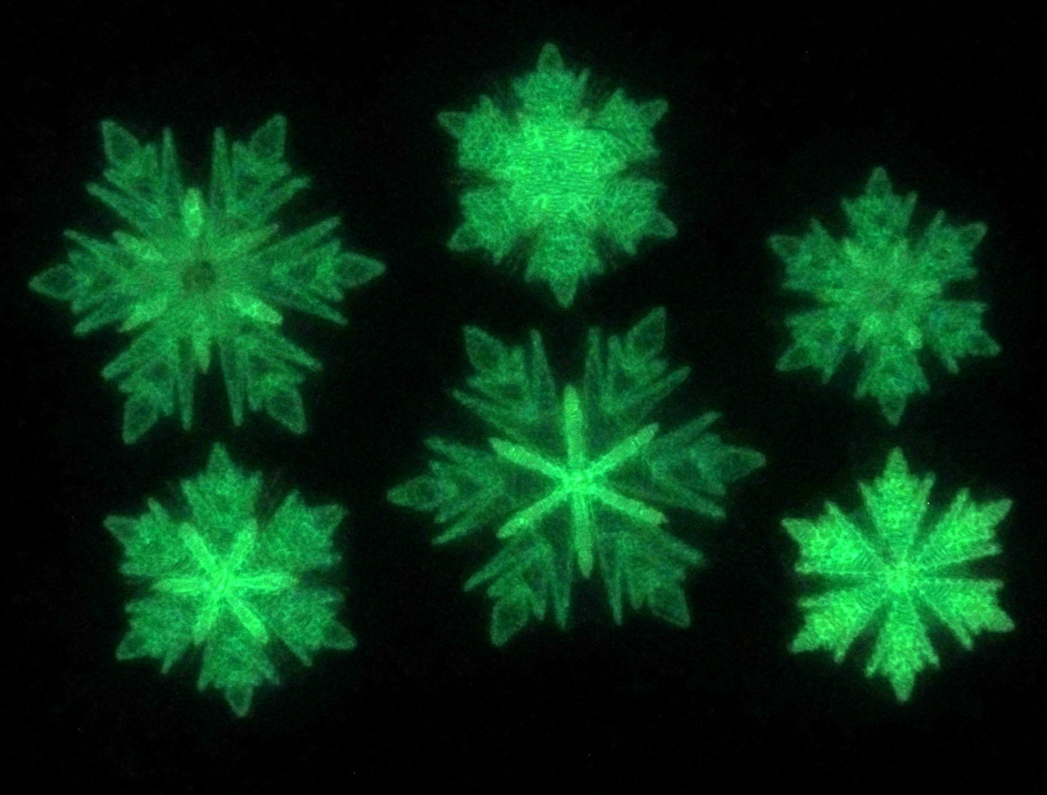 Snowflakes glowing / Let it snow / Glow in the dark special