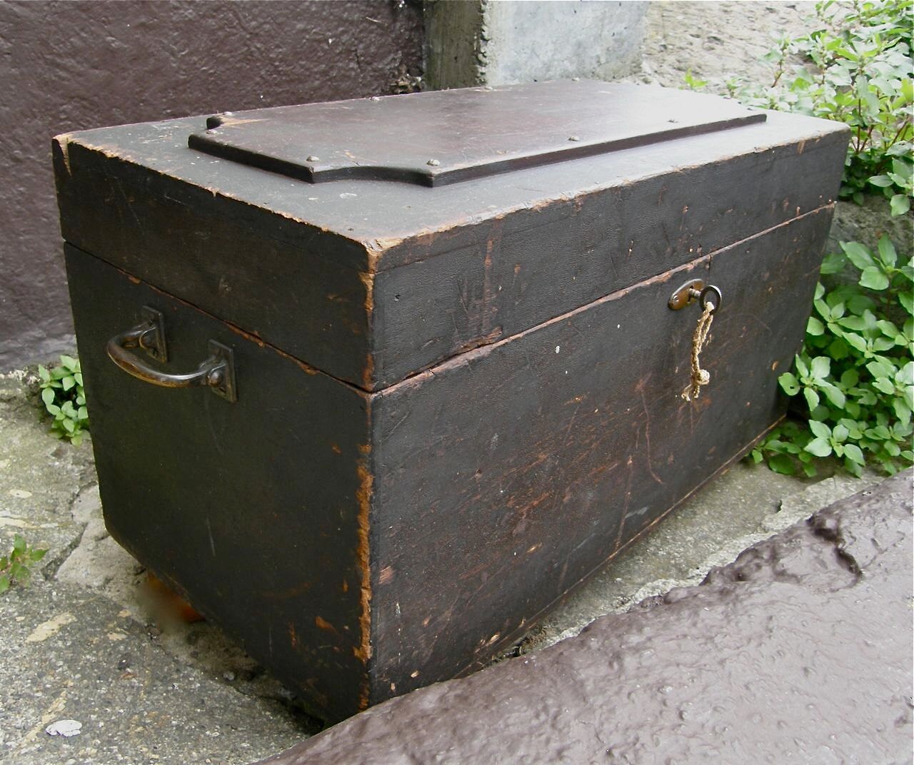 SHIP CAPTAIN’S TRUNK Wooden Chest Green & Red Lid Brass Hinges Lock ...