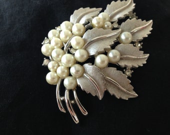 Trifari pearl brooch | Etsy