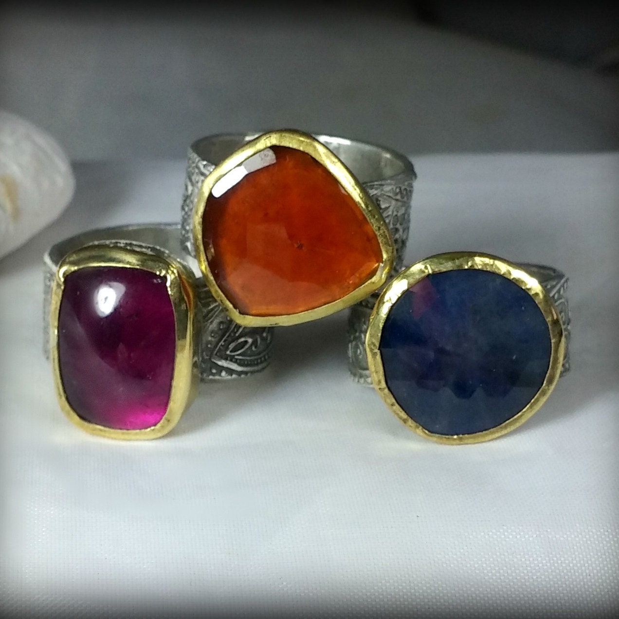 Unique jewelry in precious stones and ancient coins by Marajoyce