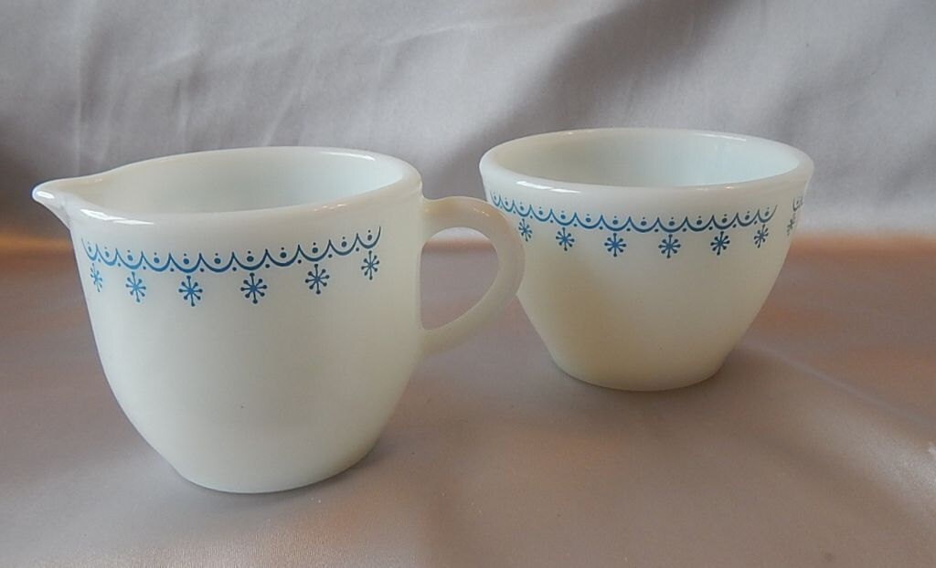 Pyrex Snowflake Garland Sugar and Creamer Set – Haute Juice