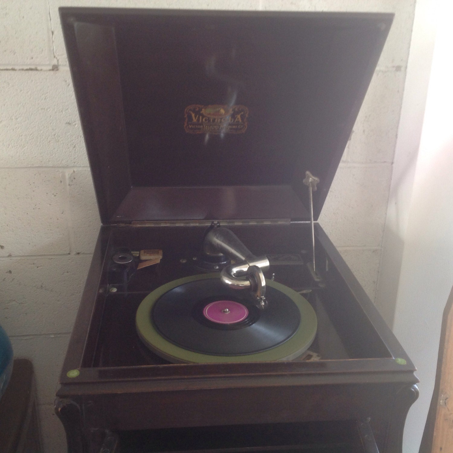 Antique Victor Victrola 78 Record Player – Mahogany with Records ...