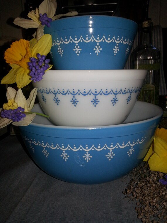 Pyrex Mixing Bowls Snowflake Garland Pattern