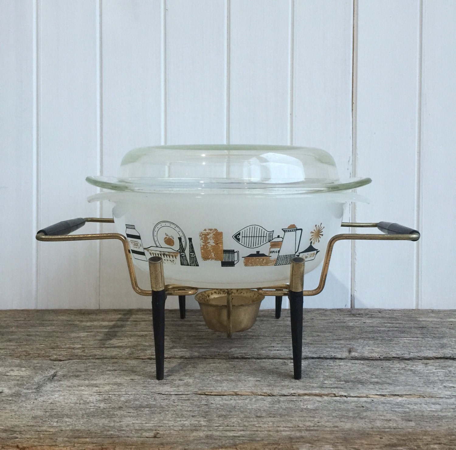 Agee/Crown Pyrex ‘Mod Kitchen’ CR200 (2 pint) casserole on warming ...