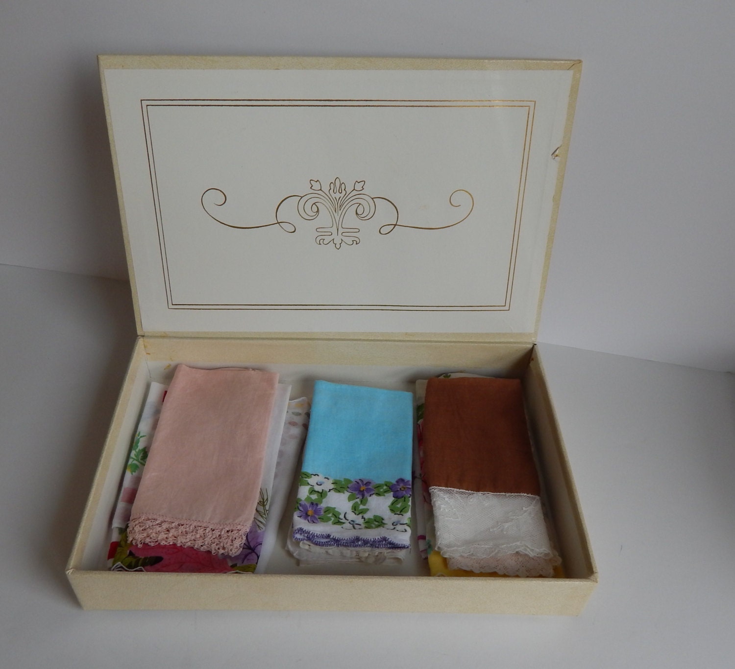 Mid Century Handkerchief Storage Box / Vinyl / Cream Colored – Haute Juice