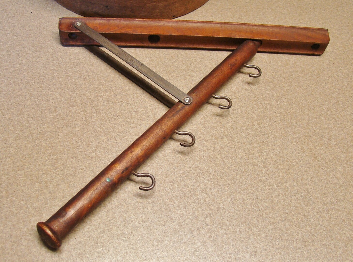 HANDEE HANGER Vintage Bennington VT Folding Hanger Wooden – Haute Juice