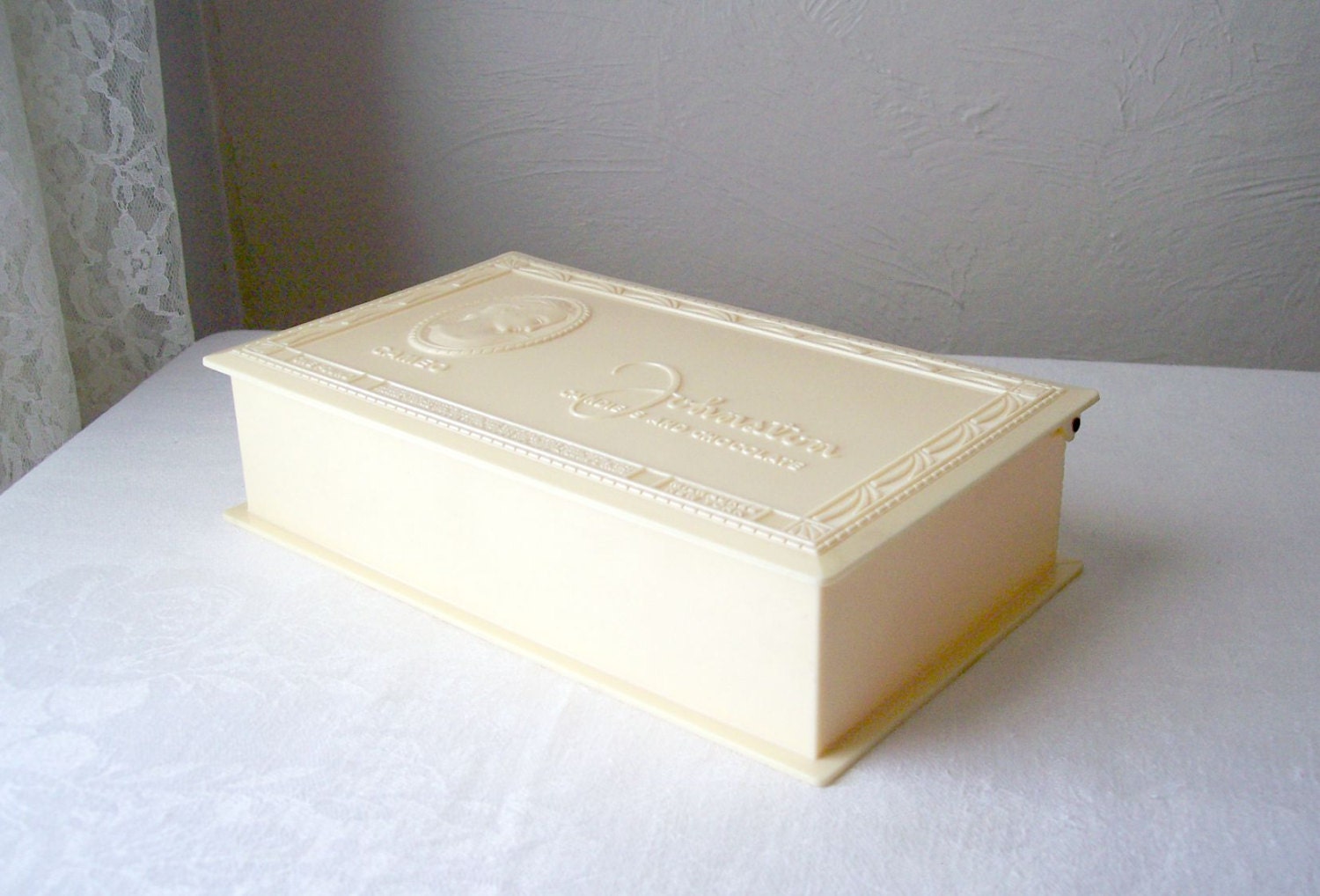 cameo johnston candies and chocolate plastic box – celluloid – vintage ...