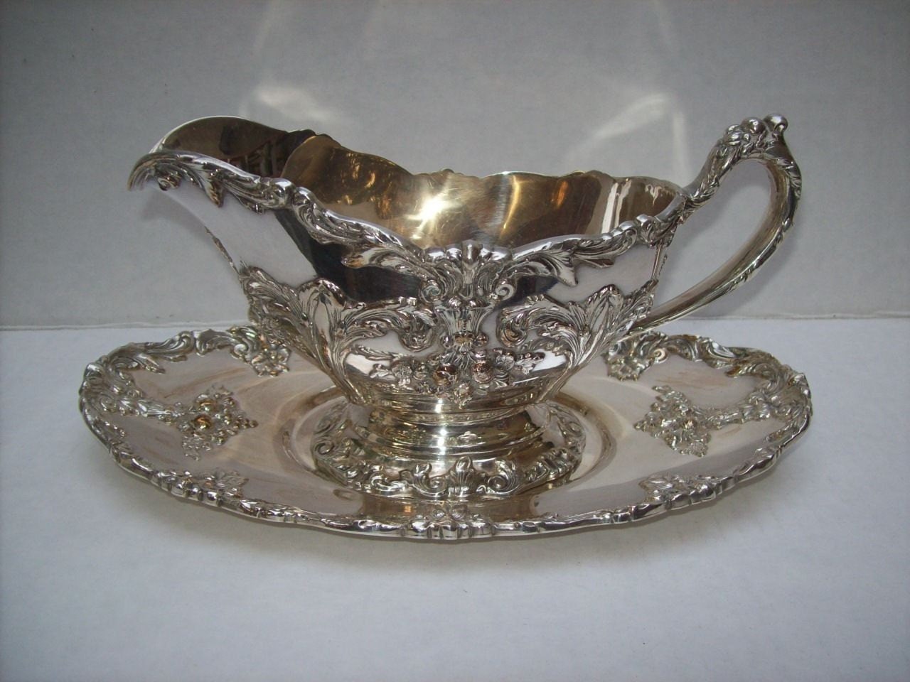 Vintage REED & BARTON “RENAISSANCE” Pattern Silverplate 2-pc. Gravy ...