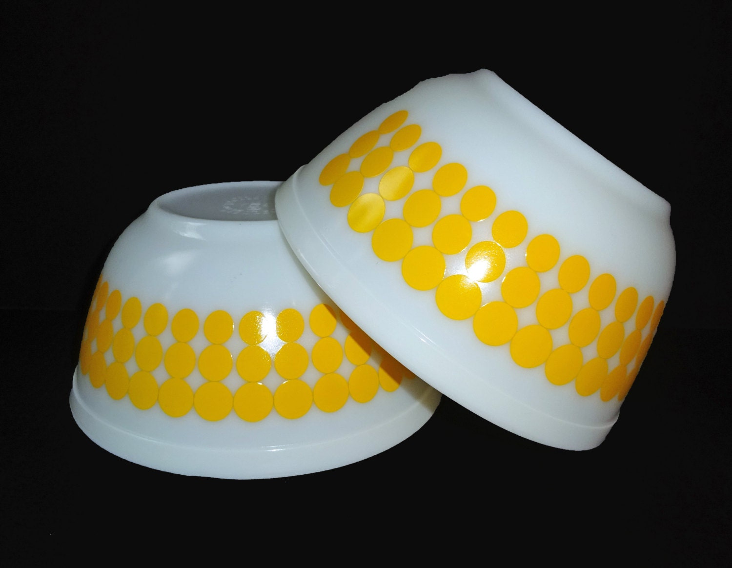 Two vintage Pyrex bowls yellow polka dot 1.5 qt 402 mixing serving ...