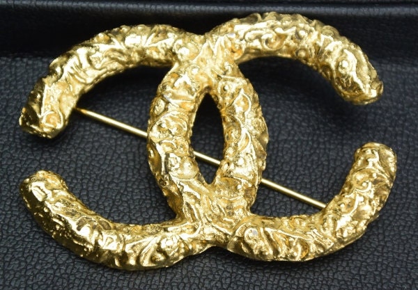Authentic Chanel gold CC big brooch, Egyptian decolation Logo simple ...