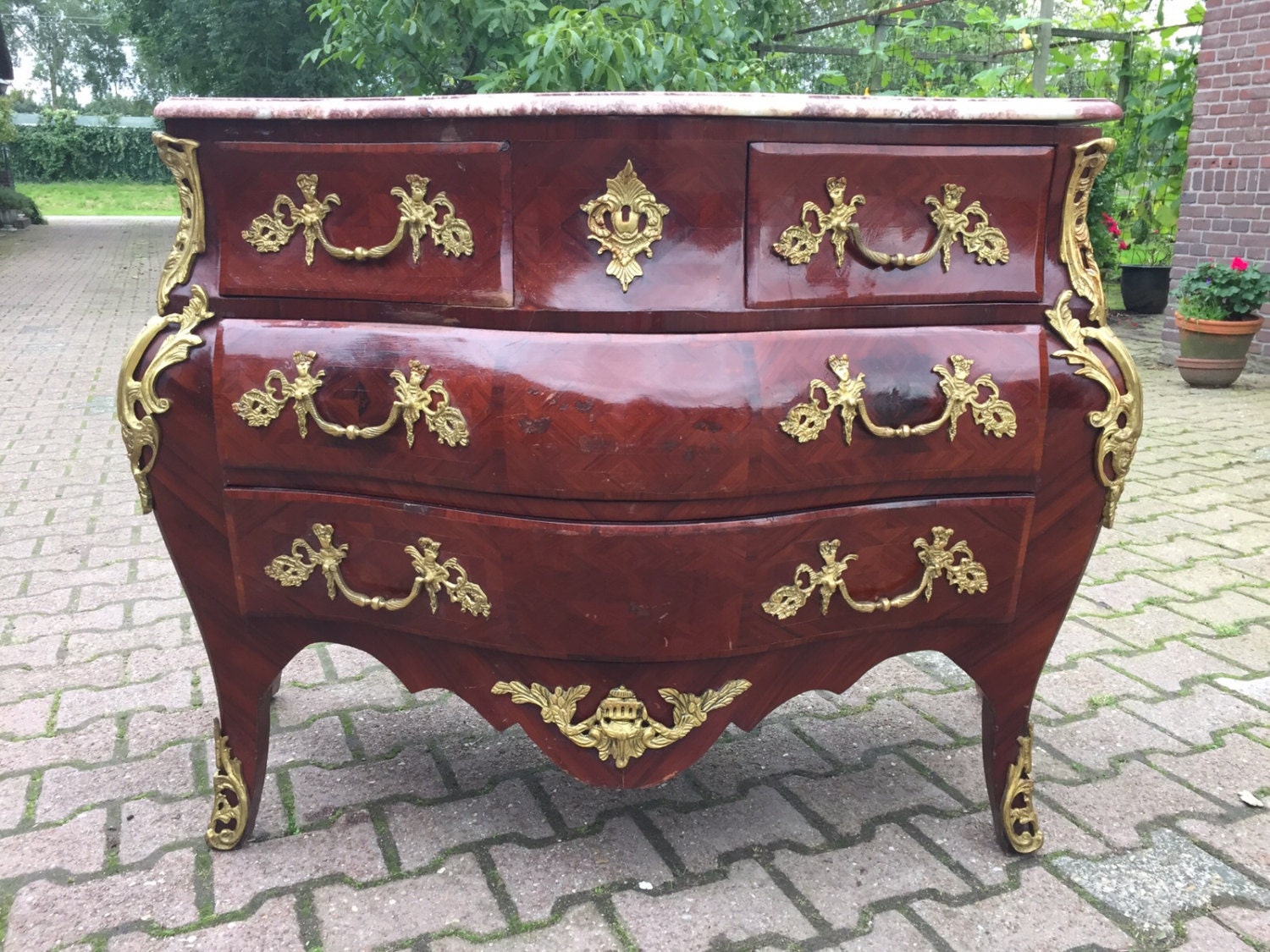 Beautiful and elegant chest of drawers from 20 century – Haute Juice