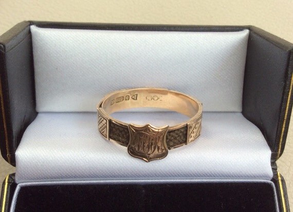 Antique Gold Memorial Ring with Engraved Foliate Panels