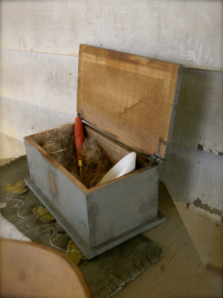 Primitive Farmhouse-Style SEWING BOX Hinged Lid from