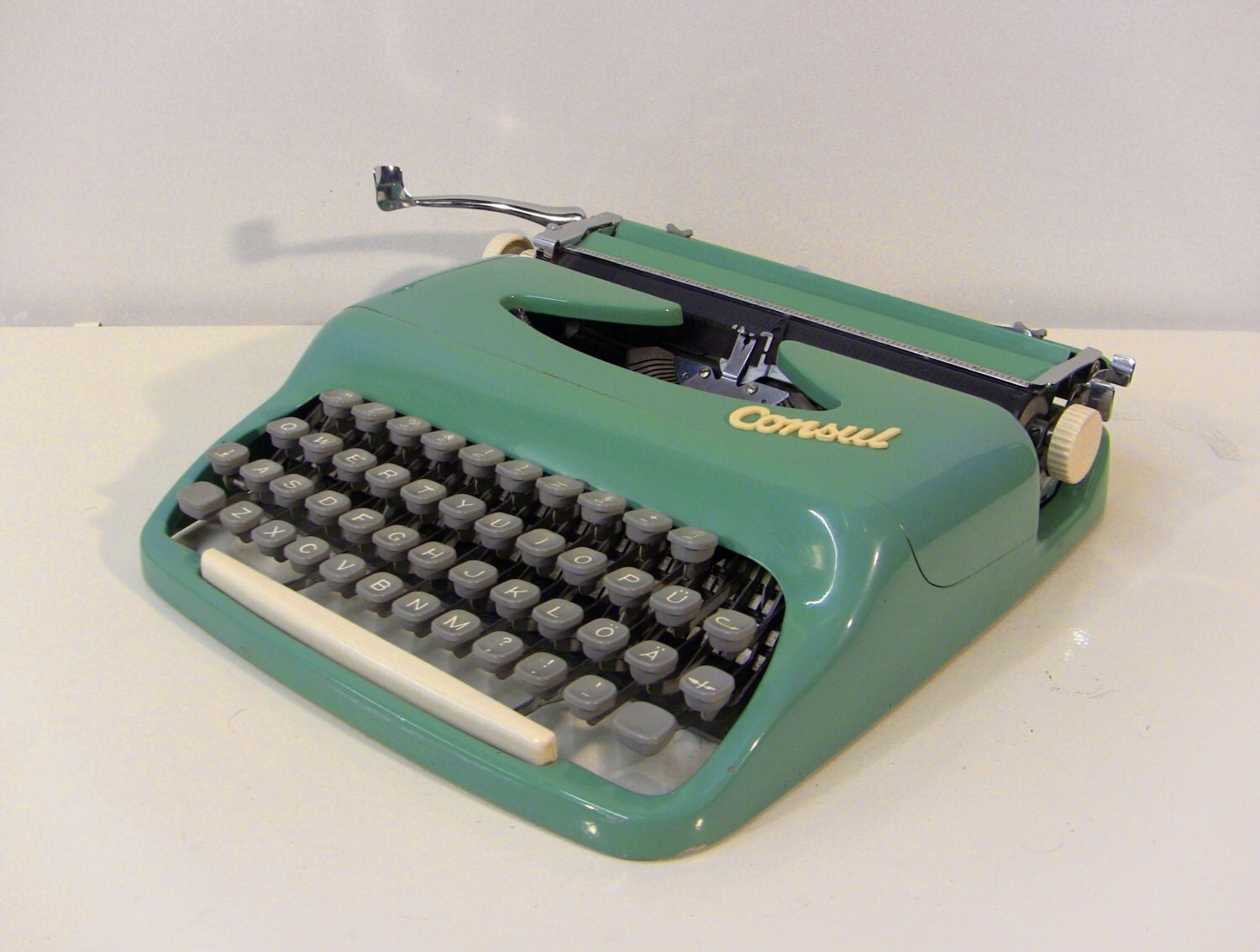 Sea Green Turquoise Consul 323 Small Portable Typewriter
