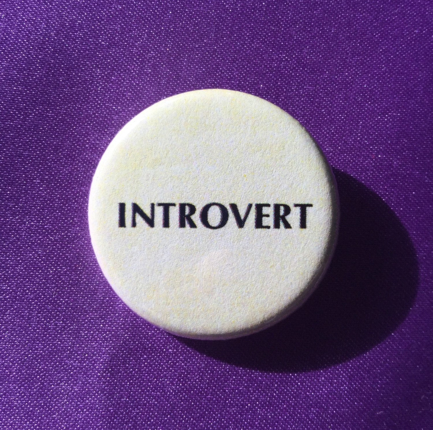 Introvert button magnet or pocket mirror / Introvert pin